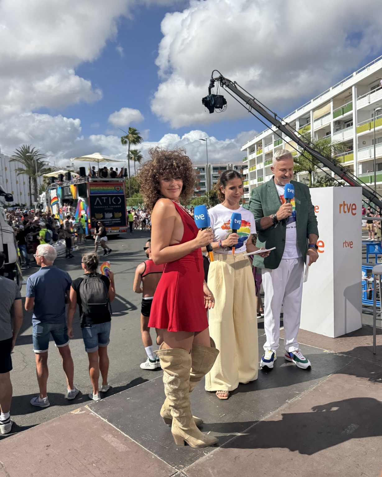Mel Ömana ondeó la bandera de la tolerancia y diversidad LGTBIQ+ en el ...